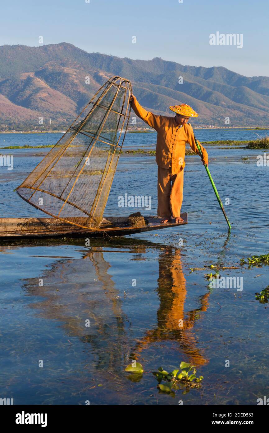 Intha leg rowing fishermen at Inle Lake, Myanmar (Burma), Asia in ...