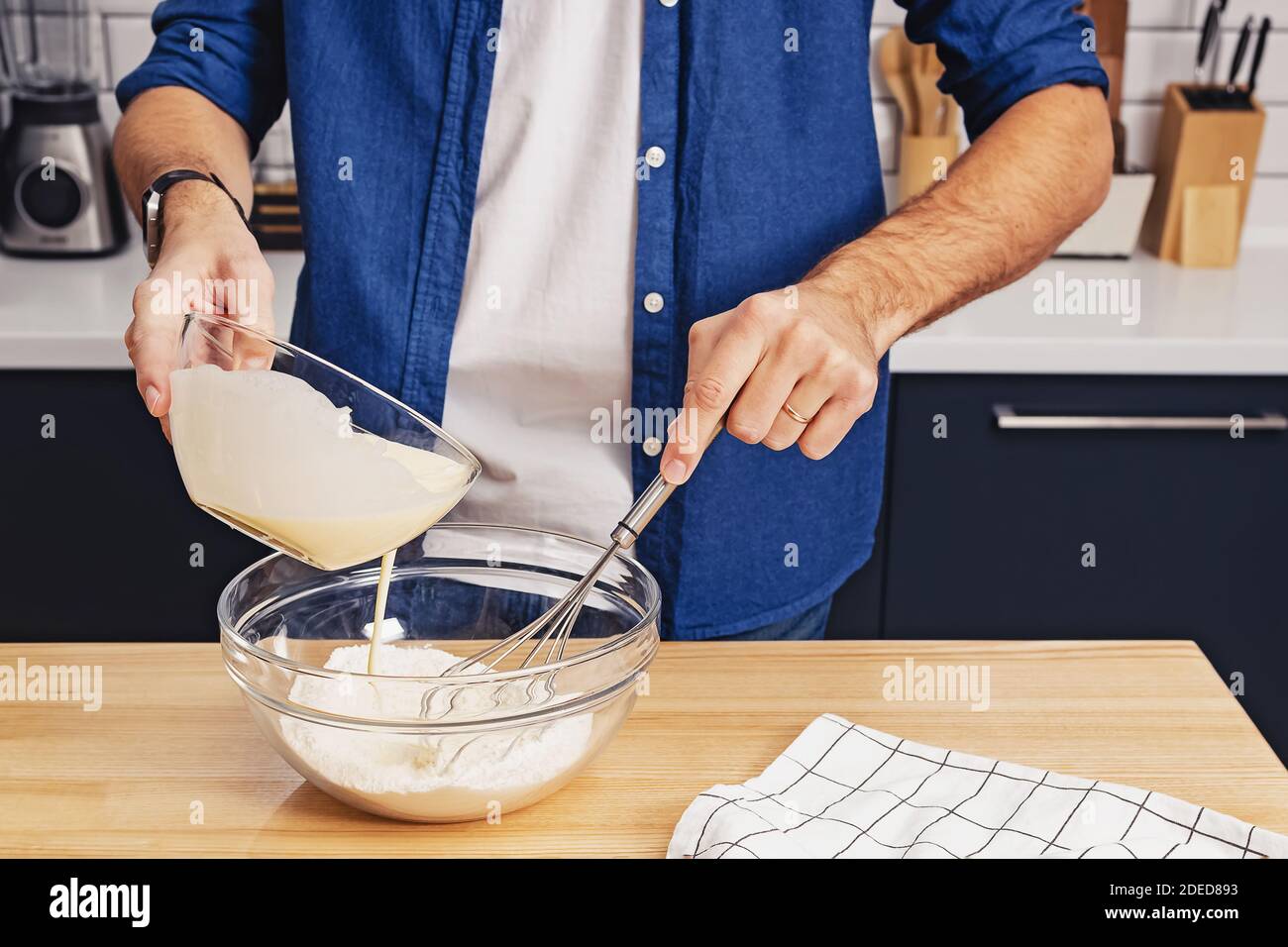 Man cooking at his kithchen. Mixing the ingredients Stock Photo - Alamy