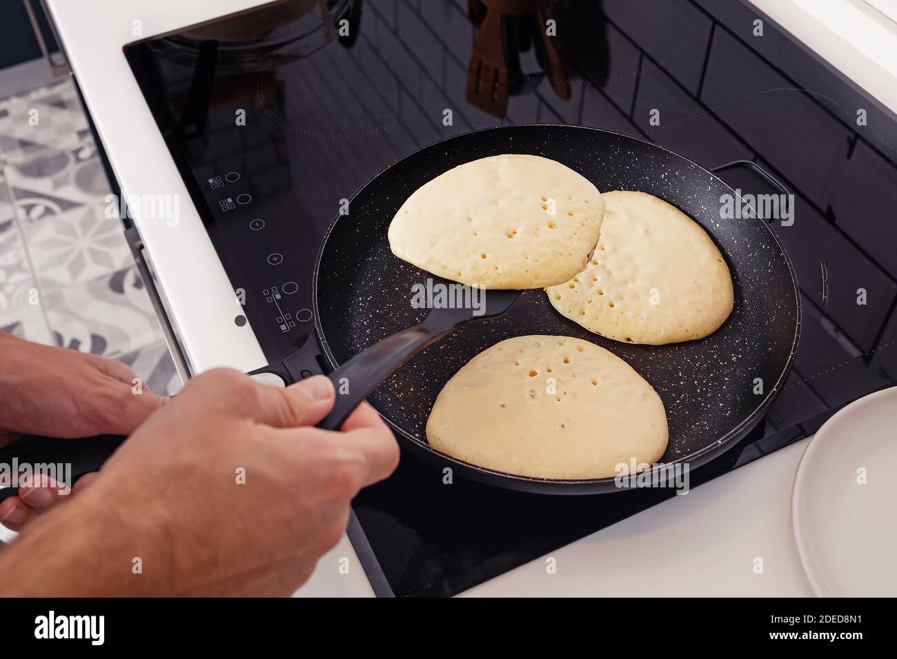 Pan tile hi-res stock photography and images - Alamy