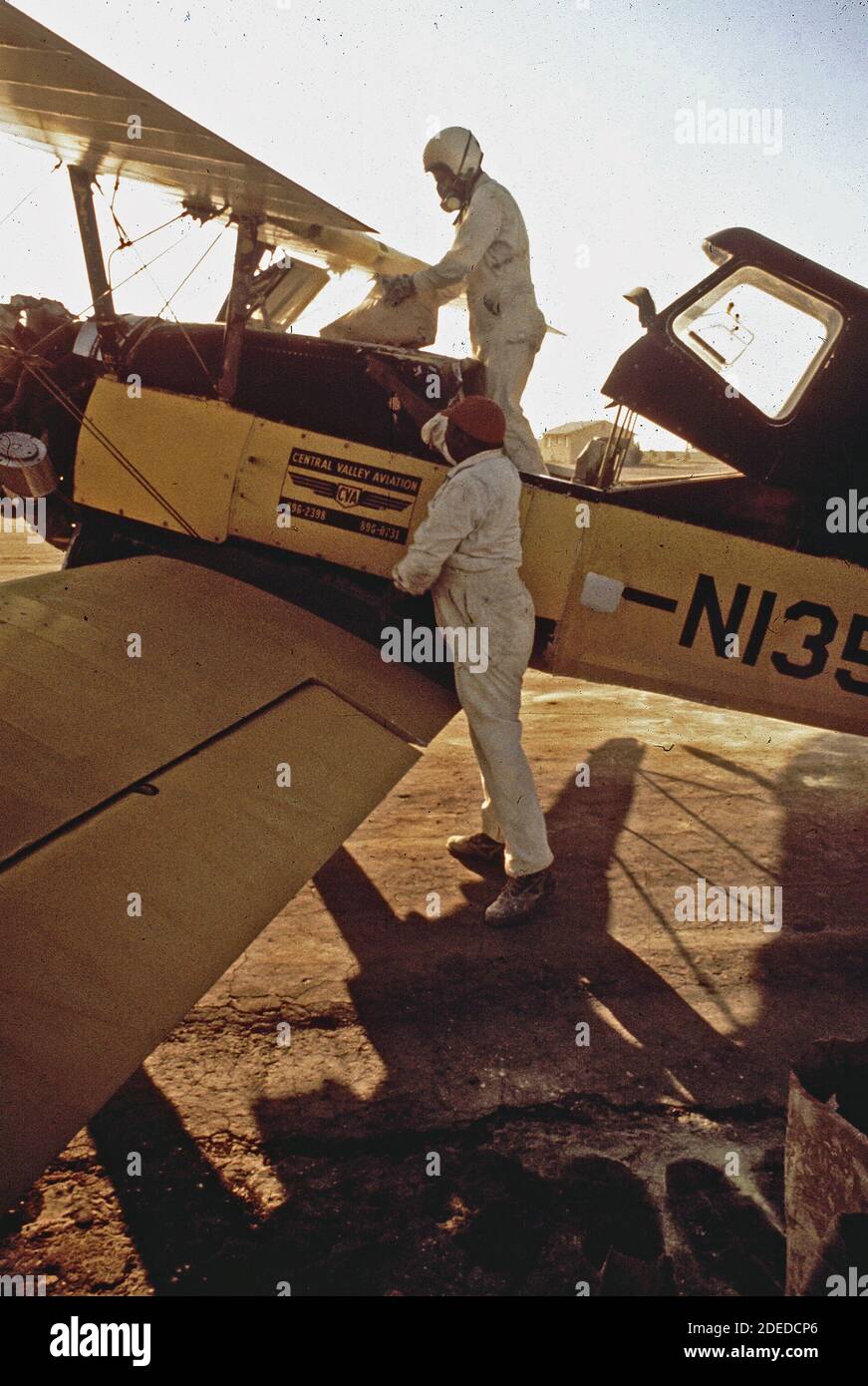 Dusting grape vines hi-res stock photography and images - Alamy