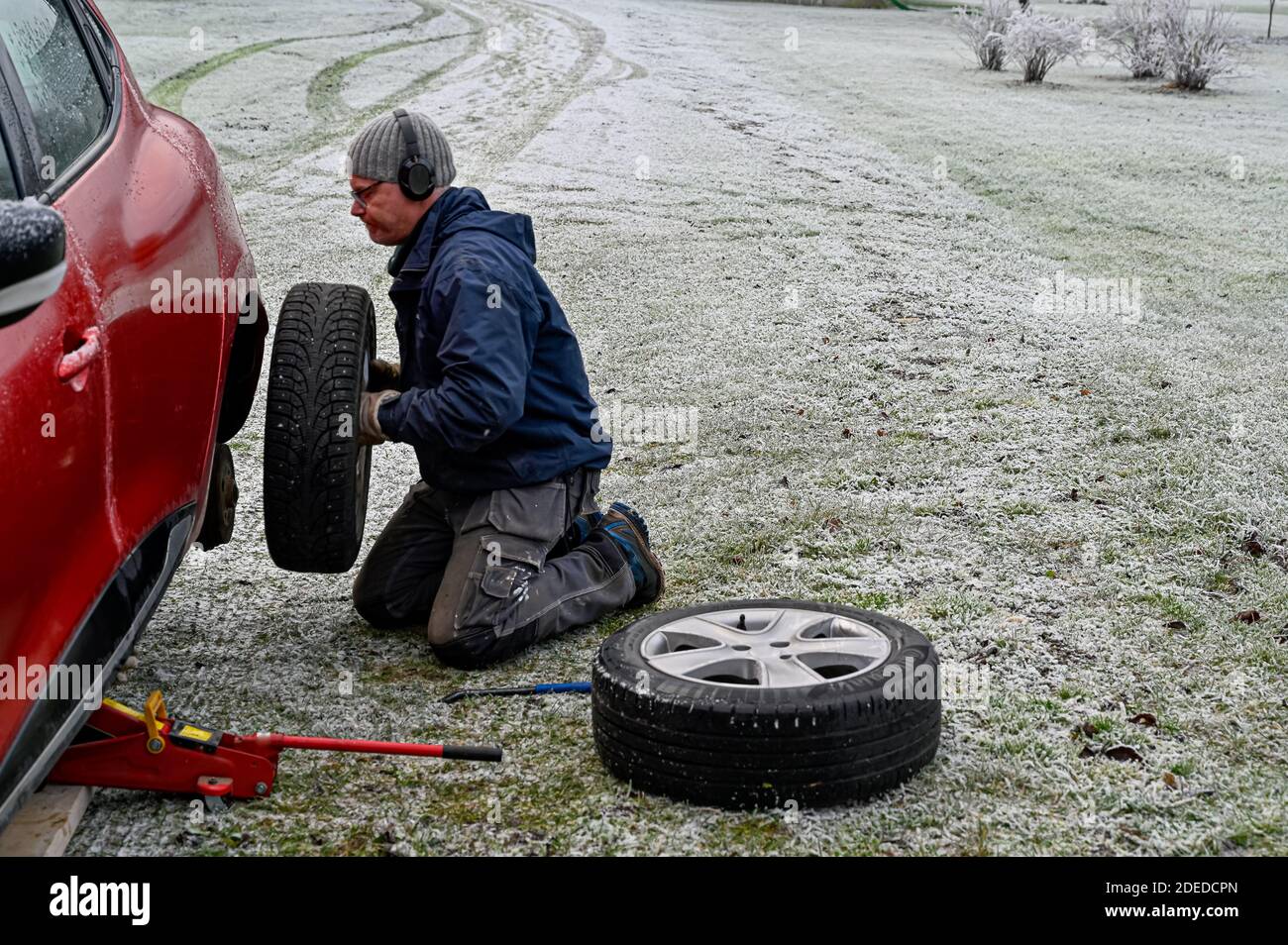 Car tires garden hi-res stock photography and images - Alamy