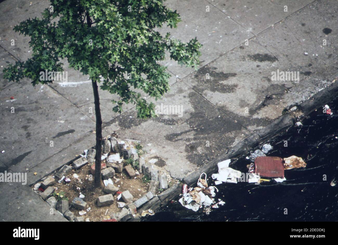 Litter on street 1970 hi-res stock photography and images - Alamy