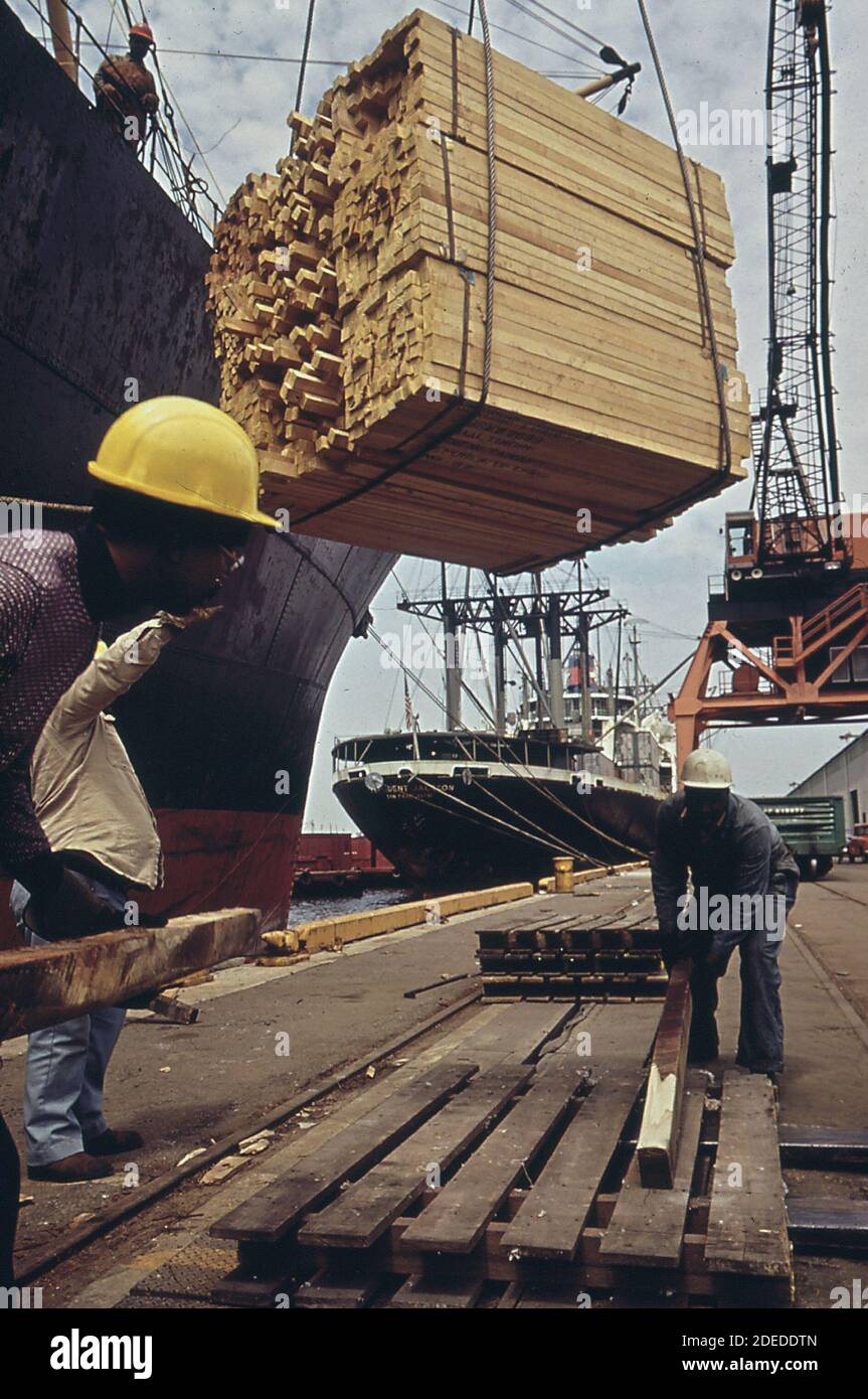 1970s dock workers hi-res stock photography and images - Alamy
