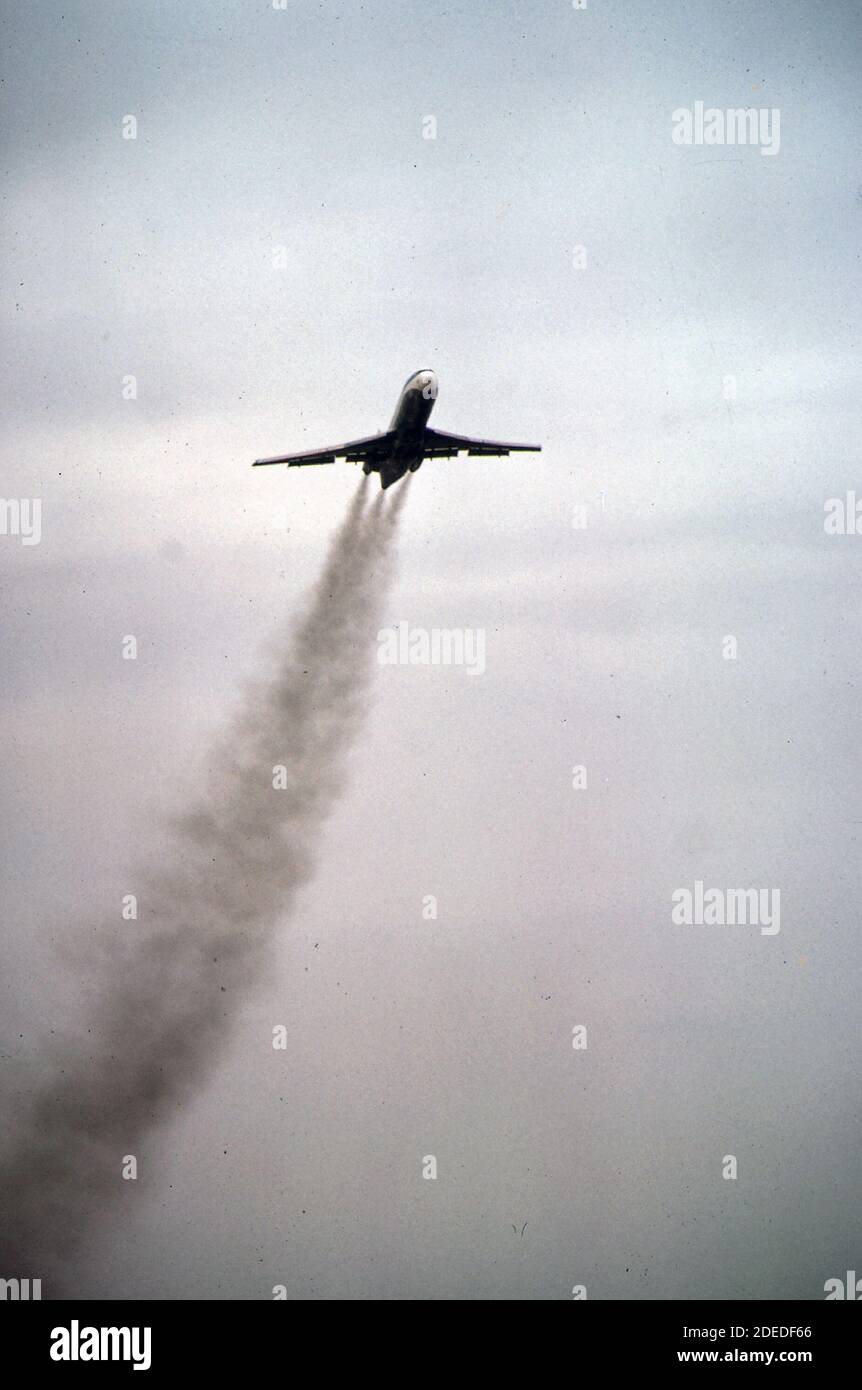 1970s commercial jet plane fumes hi-res stock photography and images ...