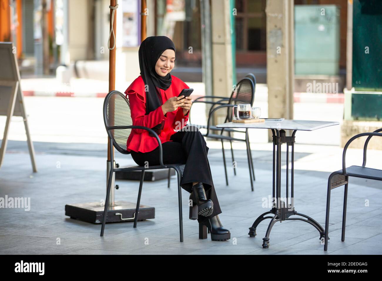 Muslim women using mobile phone Stock Photo - Alamy