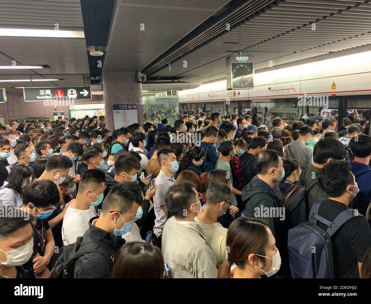 the crowd subway in hong kong Stock Photo - Alamy