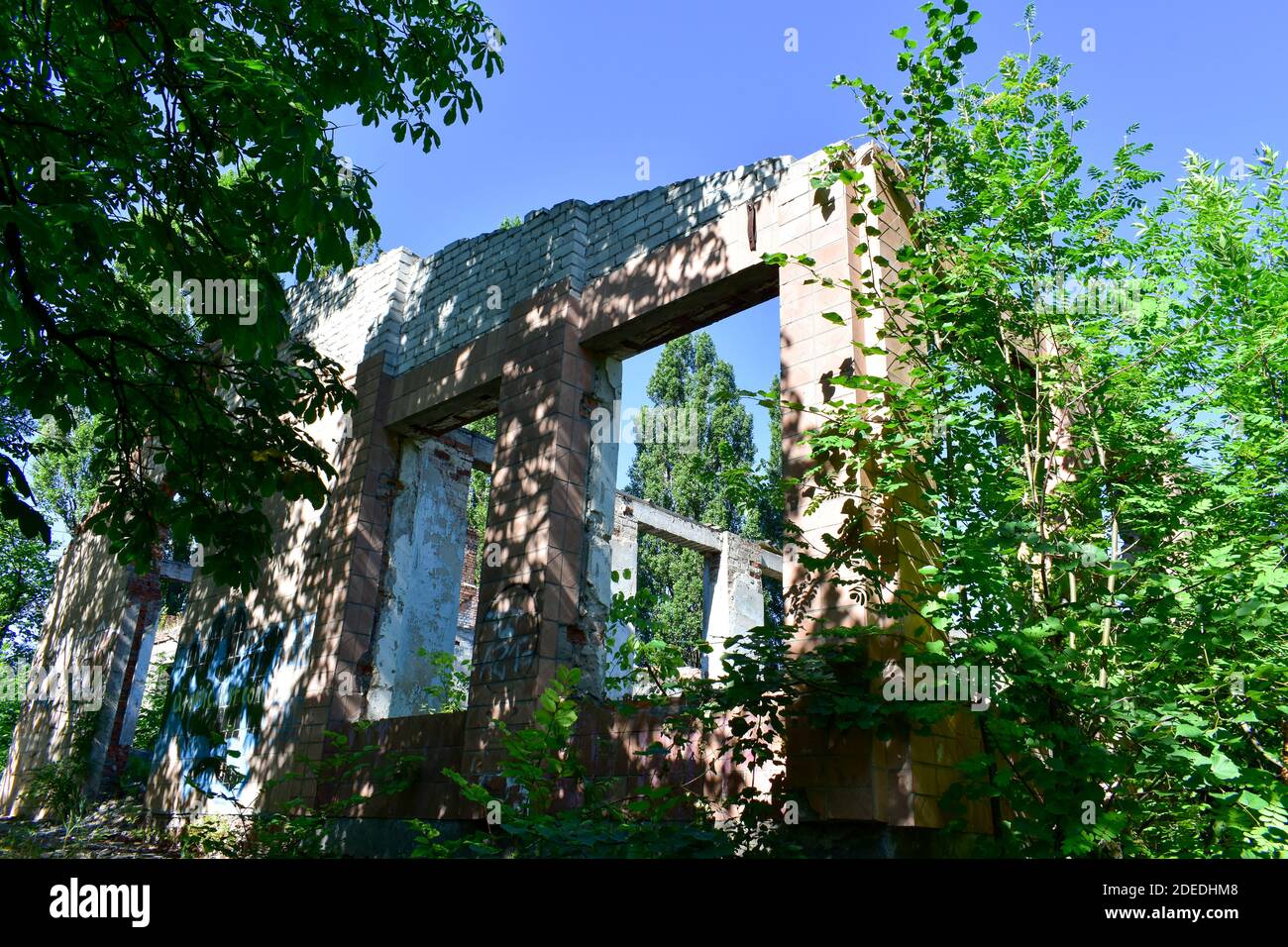 Abandoned destroyed building Stock Photo - Alamy