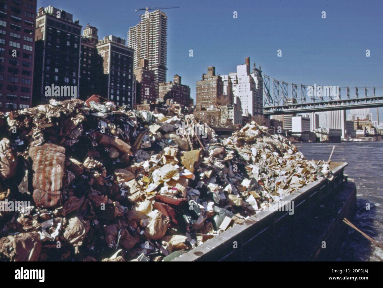 Garbage barge new york city hi-res stock photography and images - Alamy