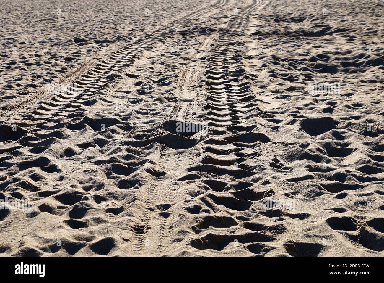 Tire marks on desert sand hi-res stock photography and images - Alamy