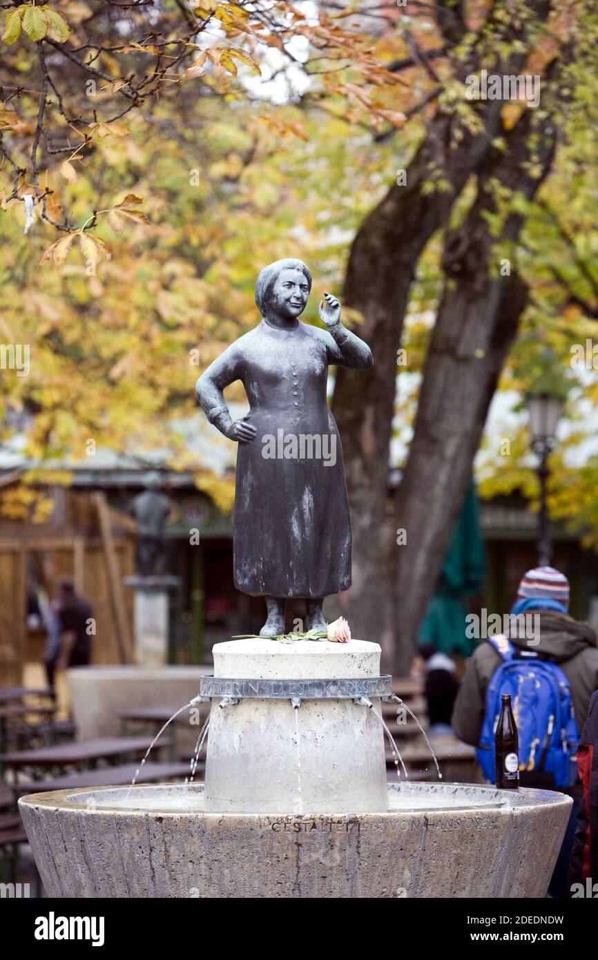 Liesl Karlstadt-Figur auf dem Viktualienmarkt, Deutschland, Bayern ...