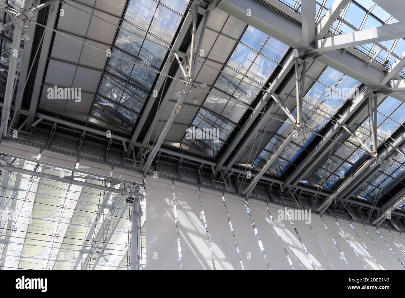 Modern roof structure in the airport Stock Photo - Alamy