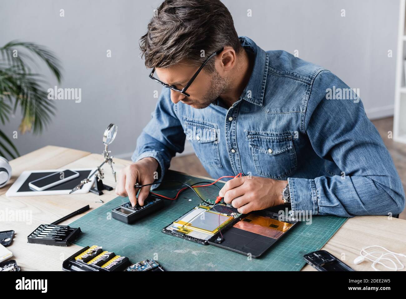 Digital wires hi-res stock photography and images - Alamy