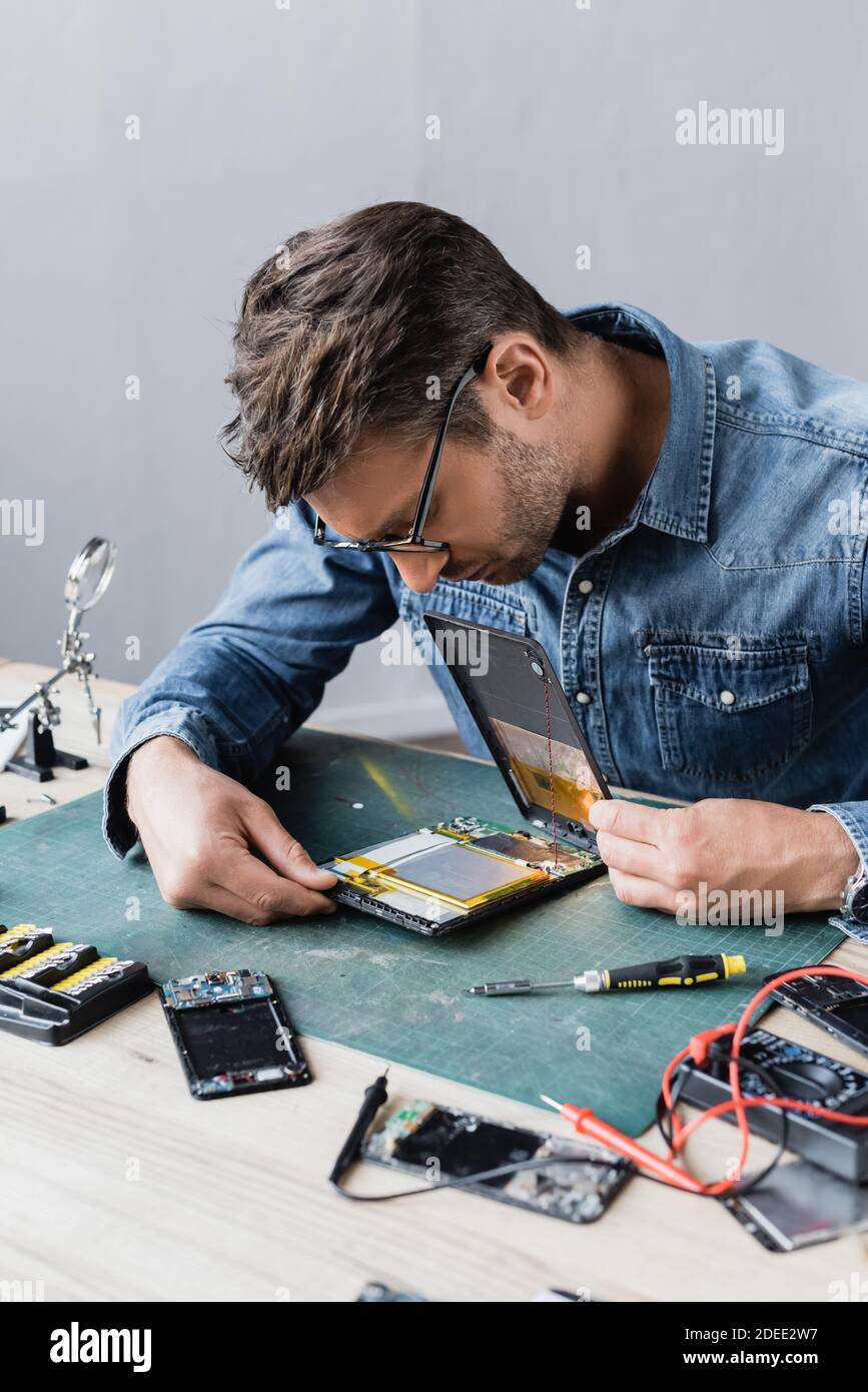 Digital wires hi-res stock photography and images - Alamy