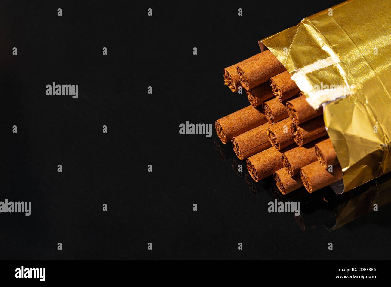 Pack of cigars hi-res stock photography and images - Alamy