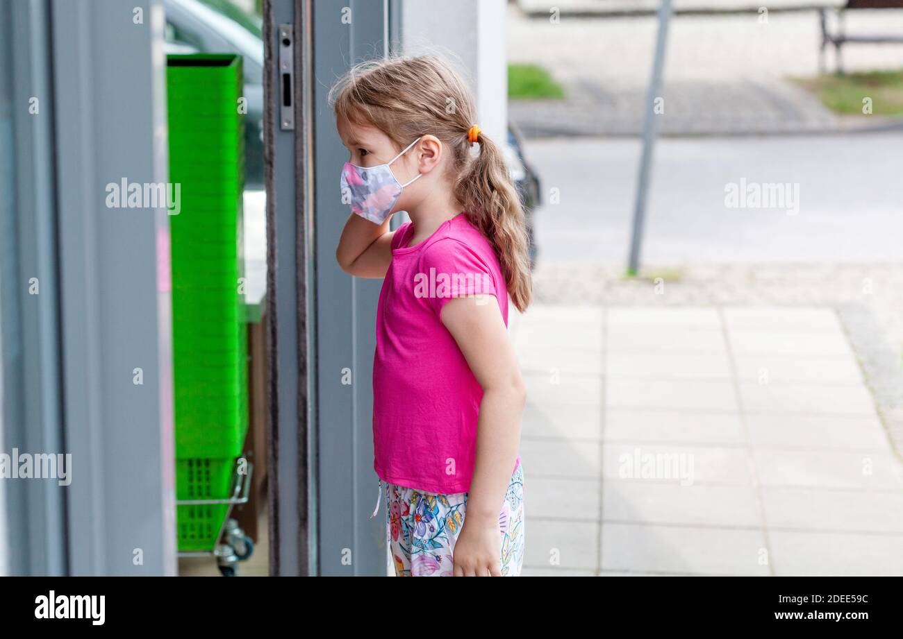 Person entering shop hi-res stock photography and images - Alamy