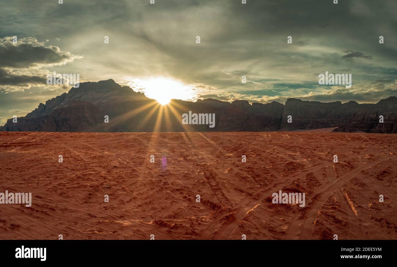 Sunset at the desert of Wadi Rum in Jordan Stock Photo - Alamy