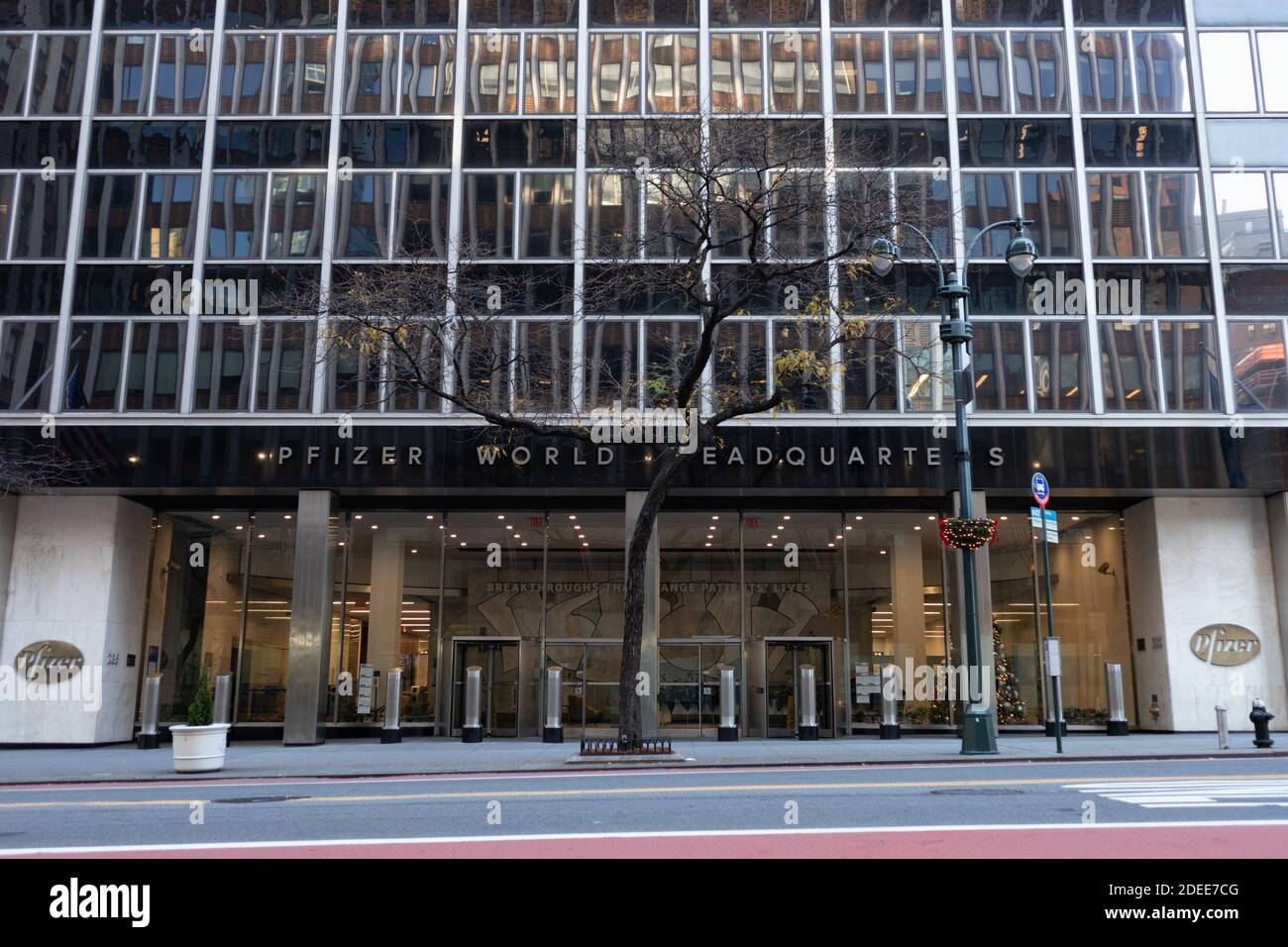 Pfizer world headquarters new york hi-res stock photography and images ...