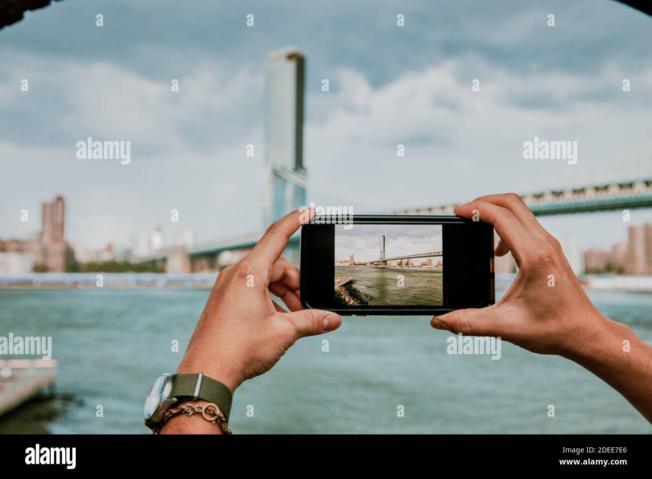 Phone screen taking picture of city skyline Stock Photo - Alamy