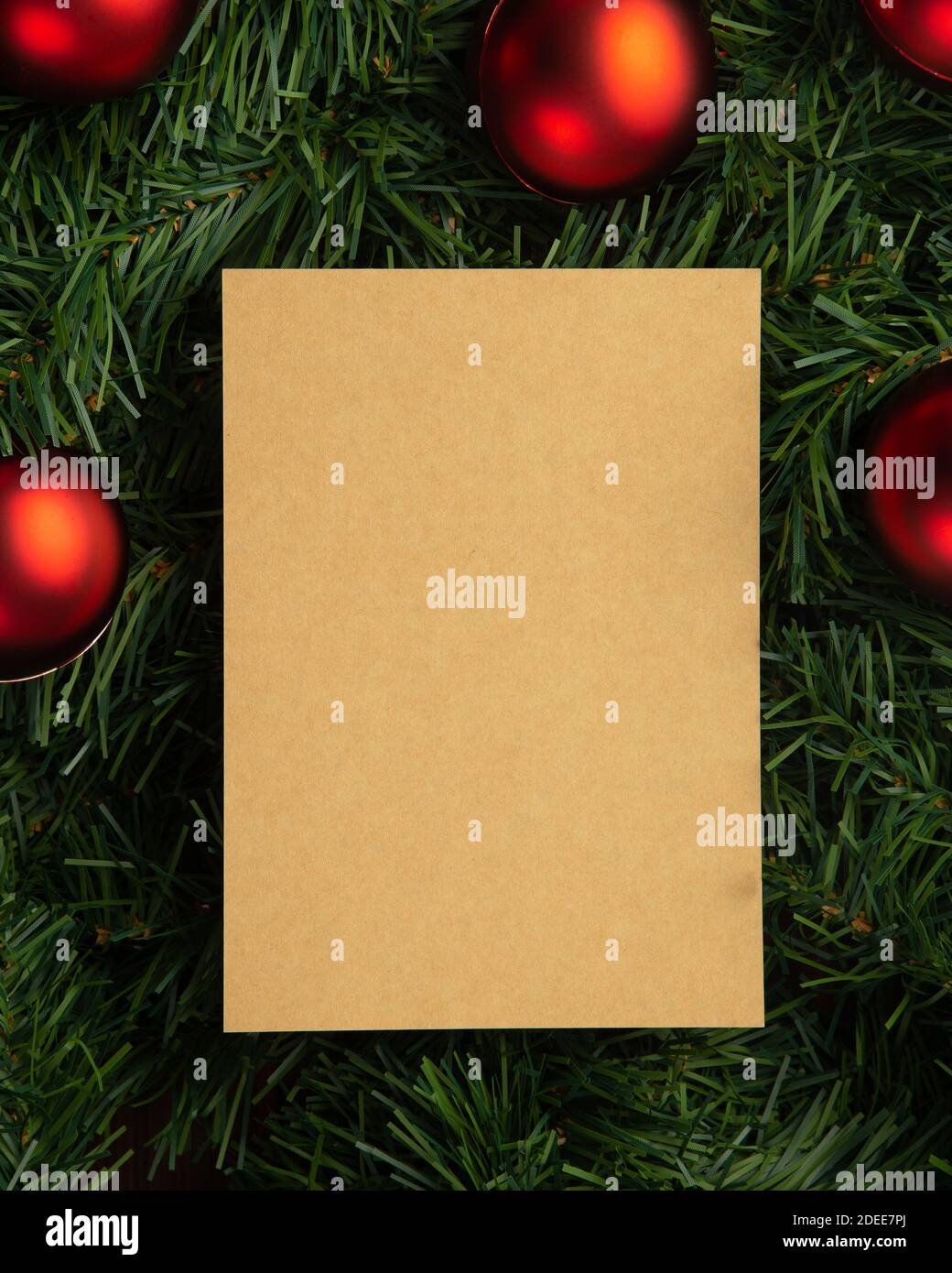 Merry christmas paper note mockup template with pine leaves decorations ...