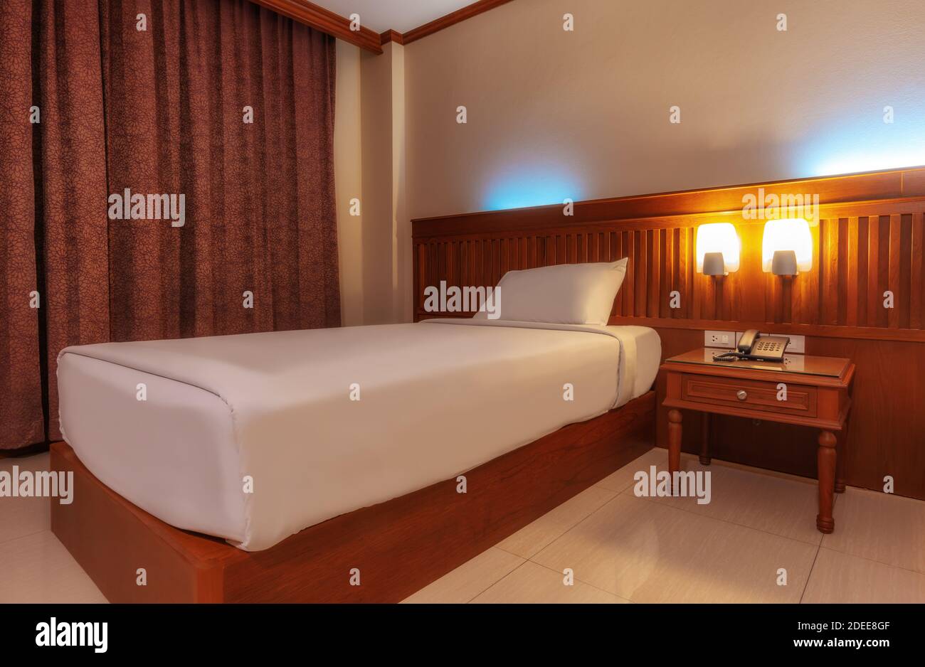 Empty room mattress floor hi-res stock photography and images - Alamy