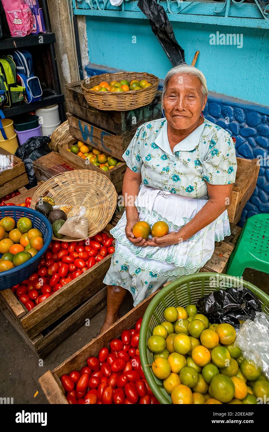 Female fruit seller latin america hi-res stock photography and images ...