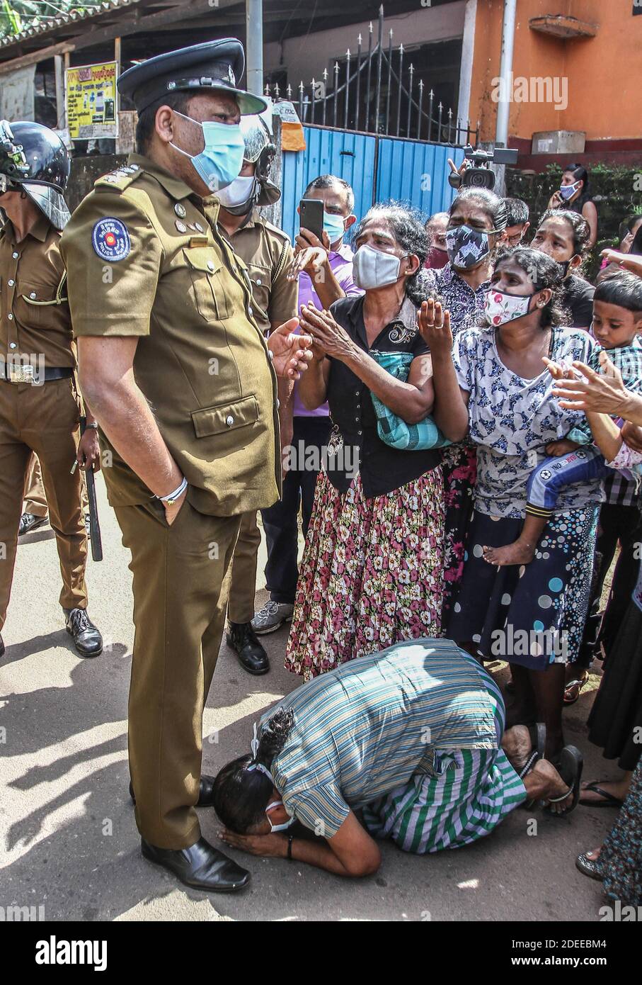 Mahara, Western Province, Sri Lanka. 30th Nov, 2020. Family members of ...