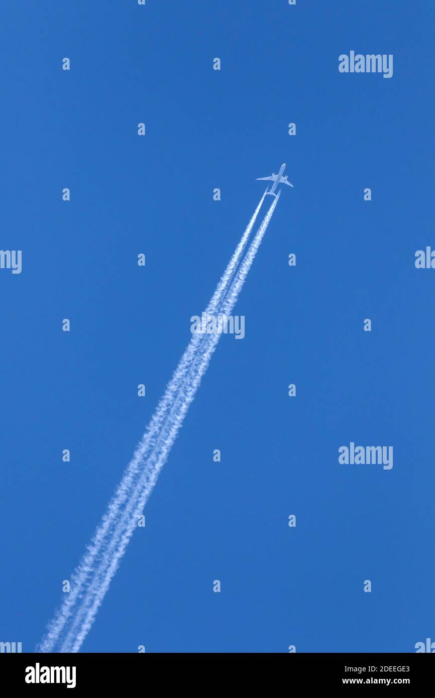 Aeroplanes contrails hi-res stock photography and images - Alamy