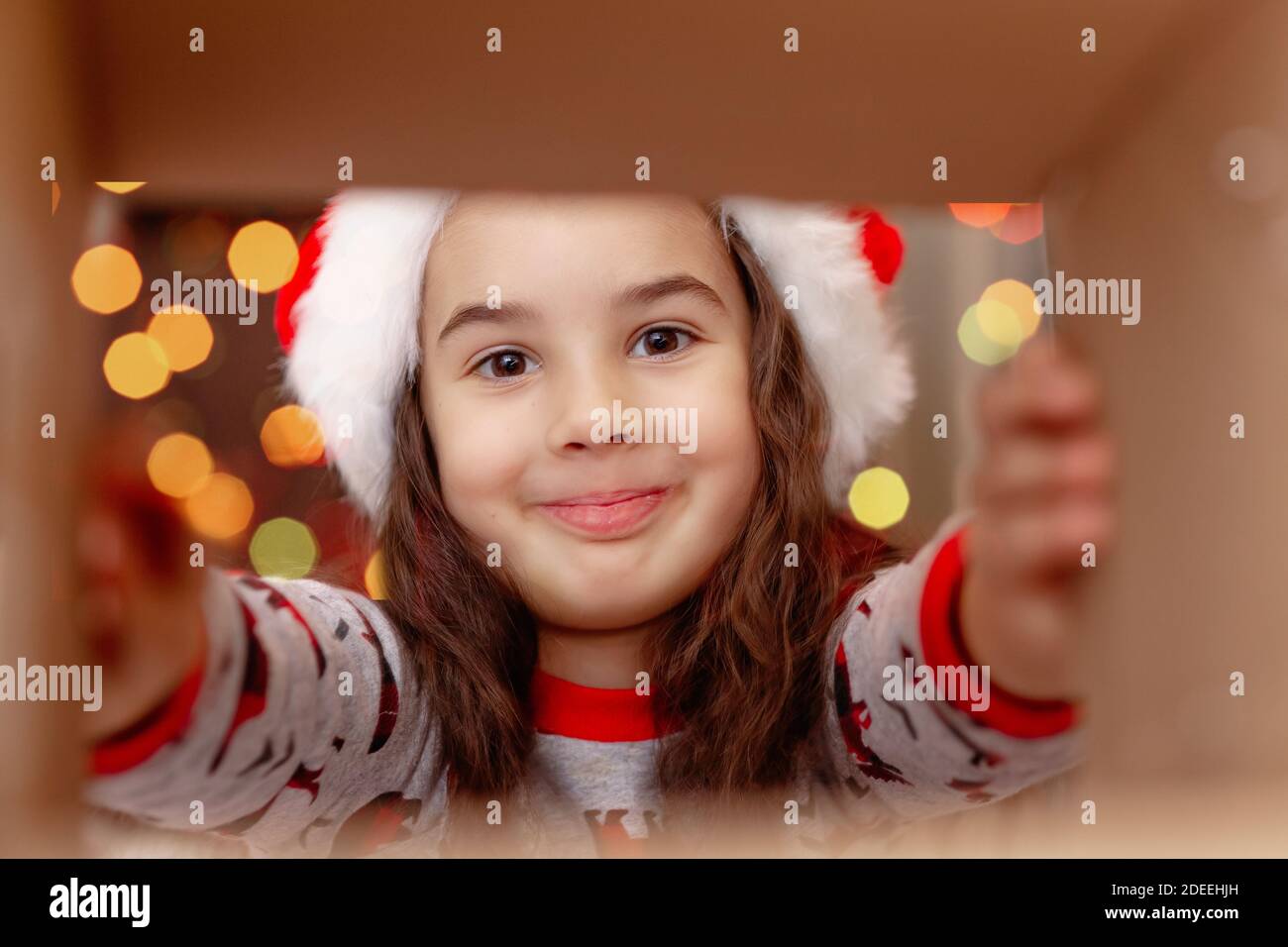 Girl inside a box hi-res stock photography and images - Alamy