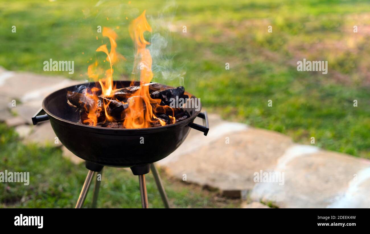 Burning coals in bbq barbecue hi-res stock photography and images - Alamy