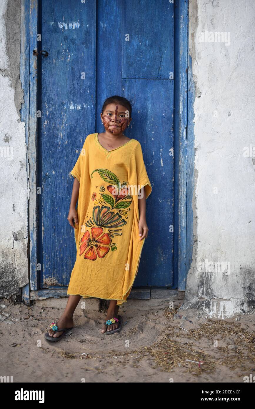 Native american girl painting hi-res stock photography and images - Alamy