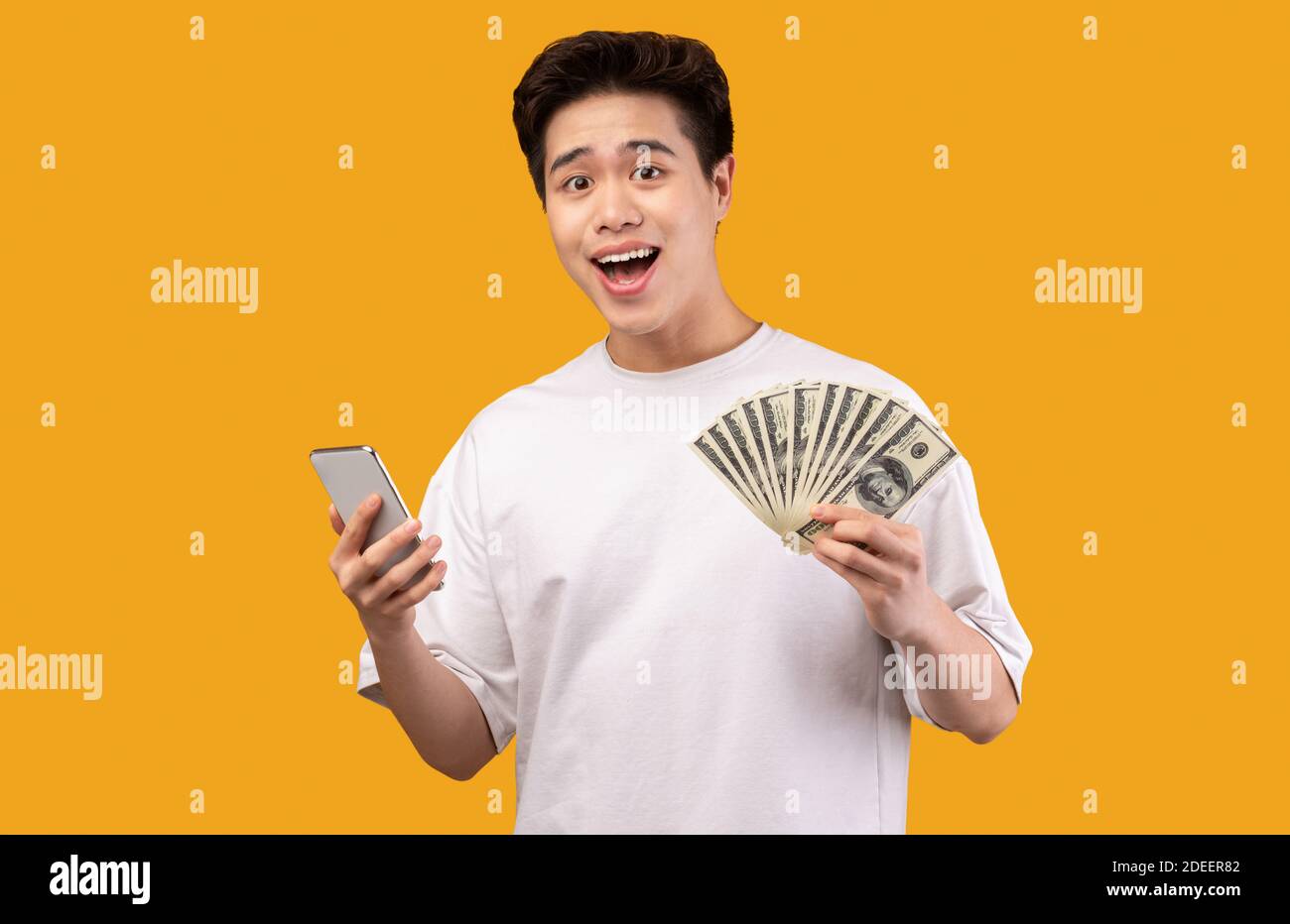 Man with mobile and cash hi-res stock photography and images - Alamy