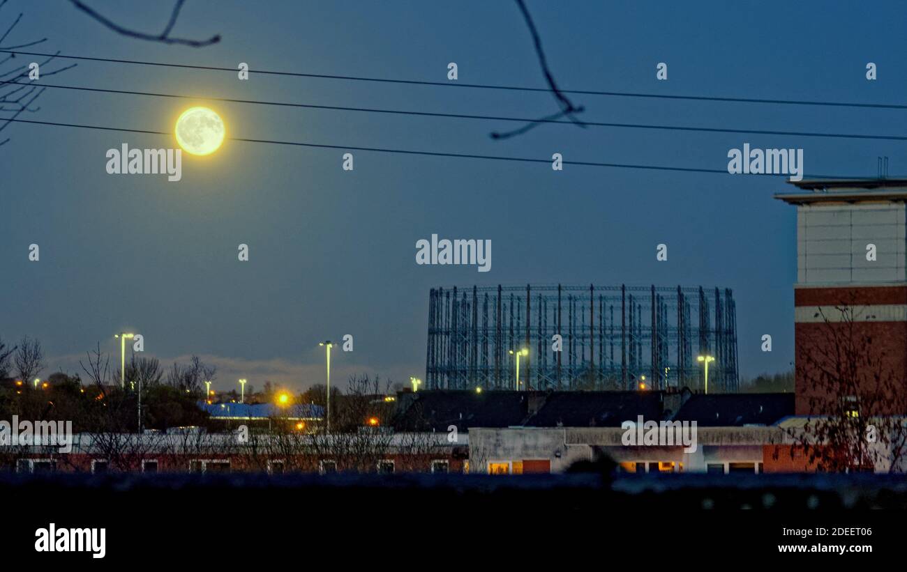 Glasgow, Scotland, UK. 29th November, 2020: UK Weather: Full Frost moon ...