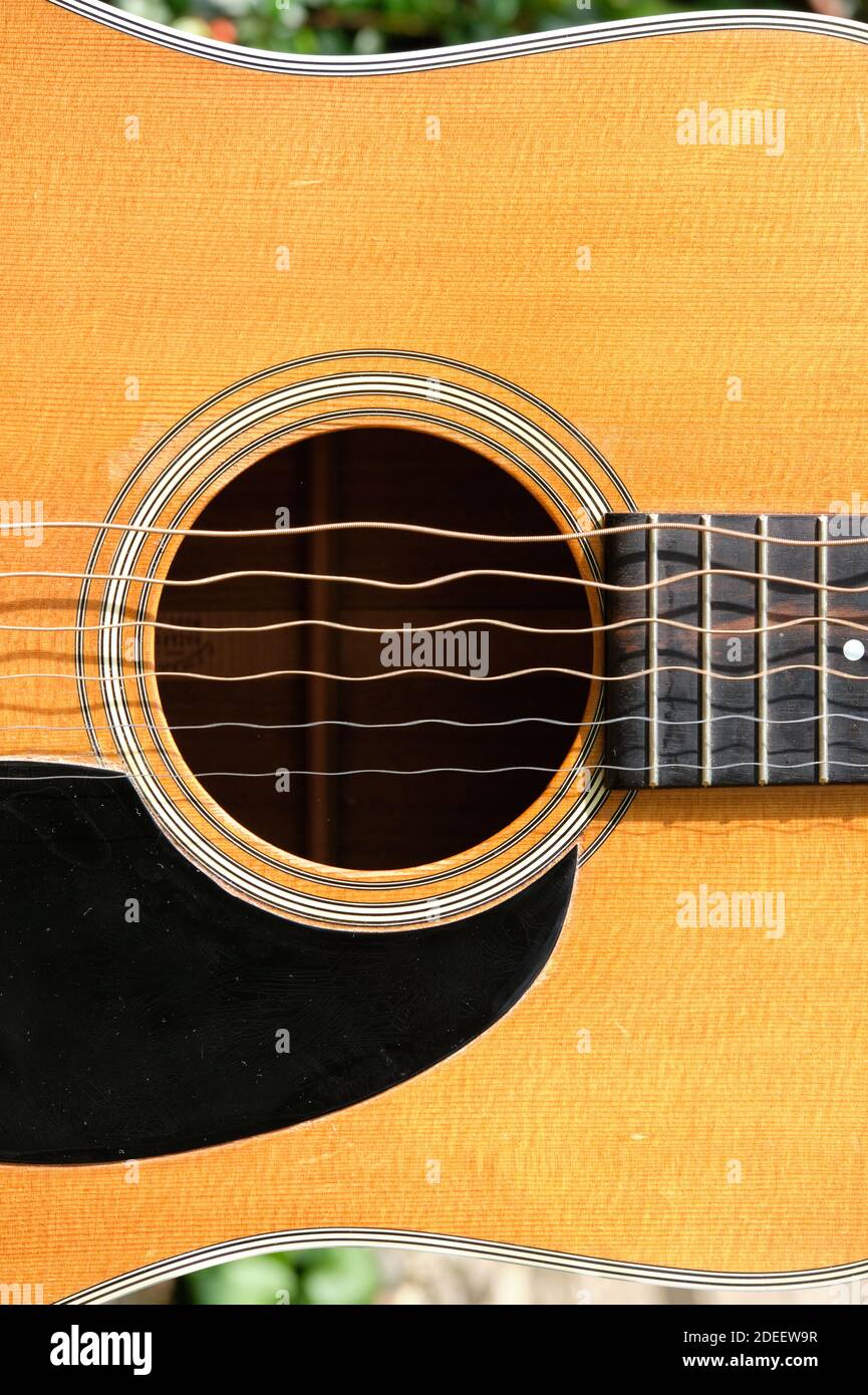 Visible strings hi-res stock photography and images - Alamy