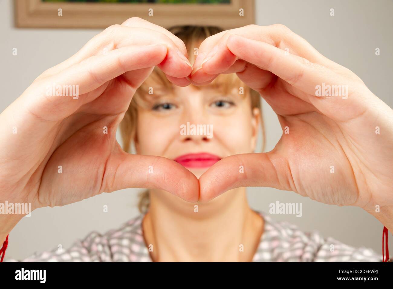 Women posing with hand gestures hi-res stock photography and images - Alamy