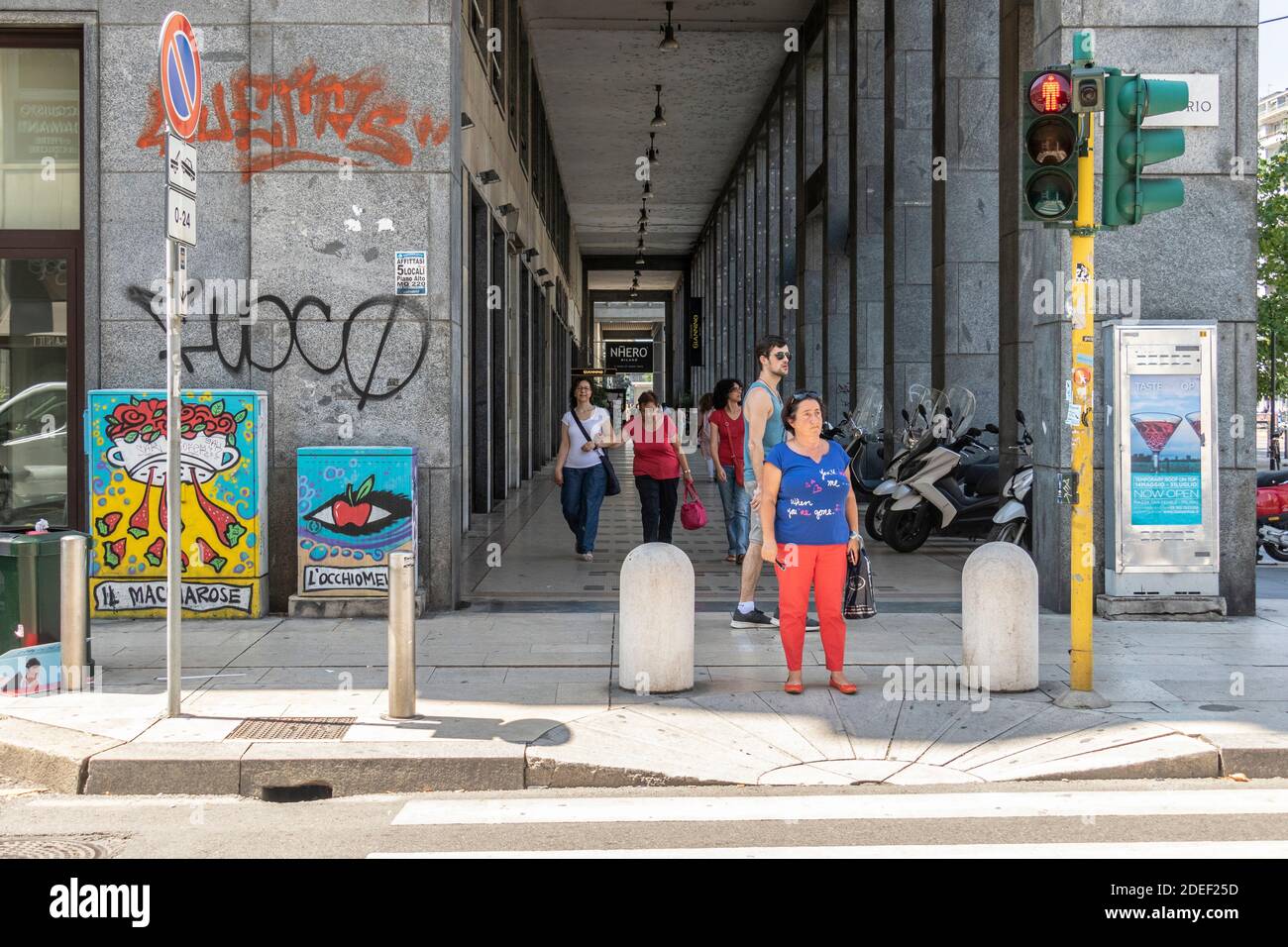 Street life italy hi-res stock photography and images - Alamy