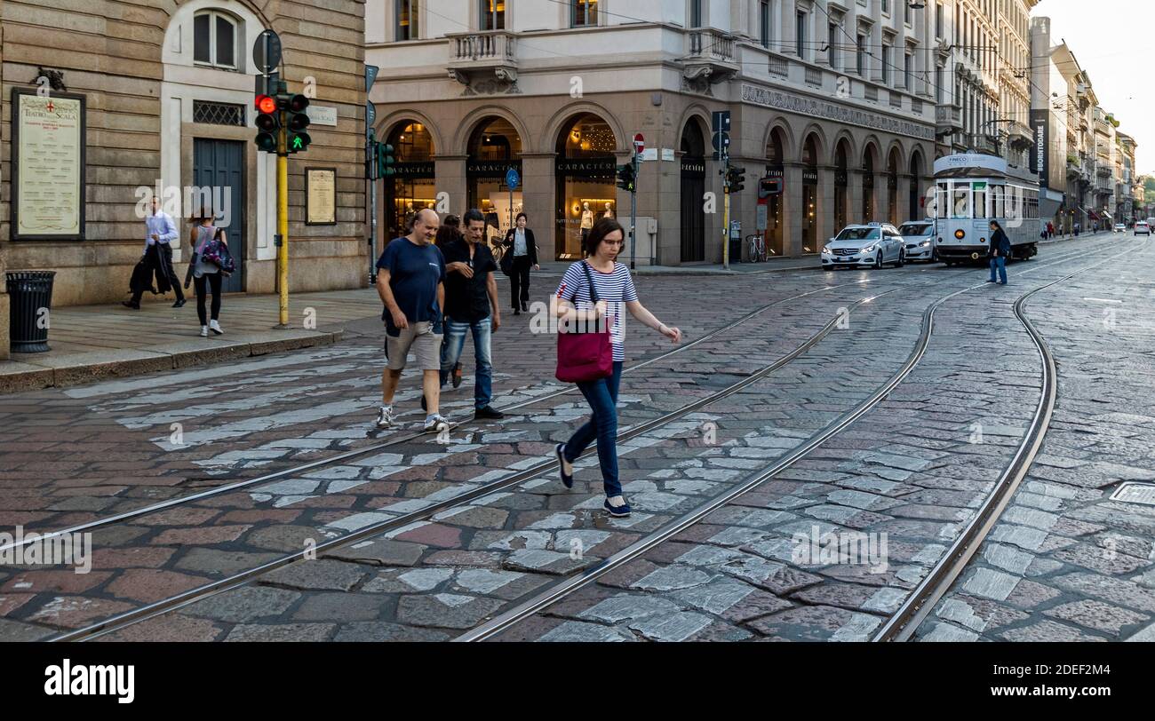 Street life italy hi-res stock photography and images - Alamy