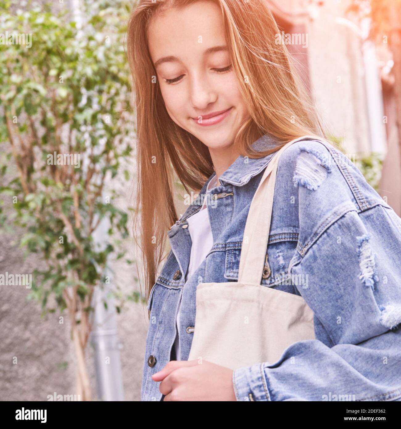 Pretty young girl with sustainable bag. Zero waste concept. Outdoors ...