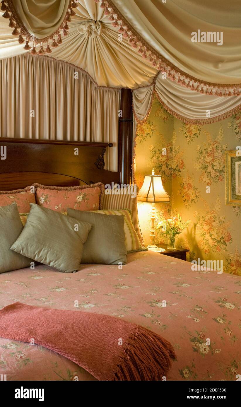 bed at luxury inn Stock Photo - Alamy