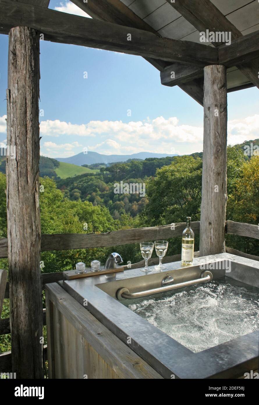 luxury outdoor Jacuzzi Stock Photo - Alamy