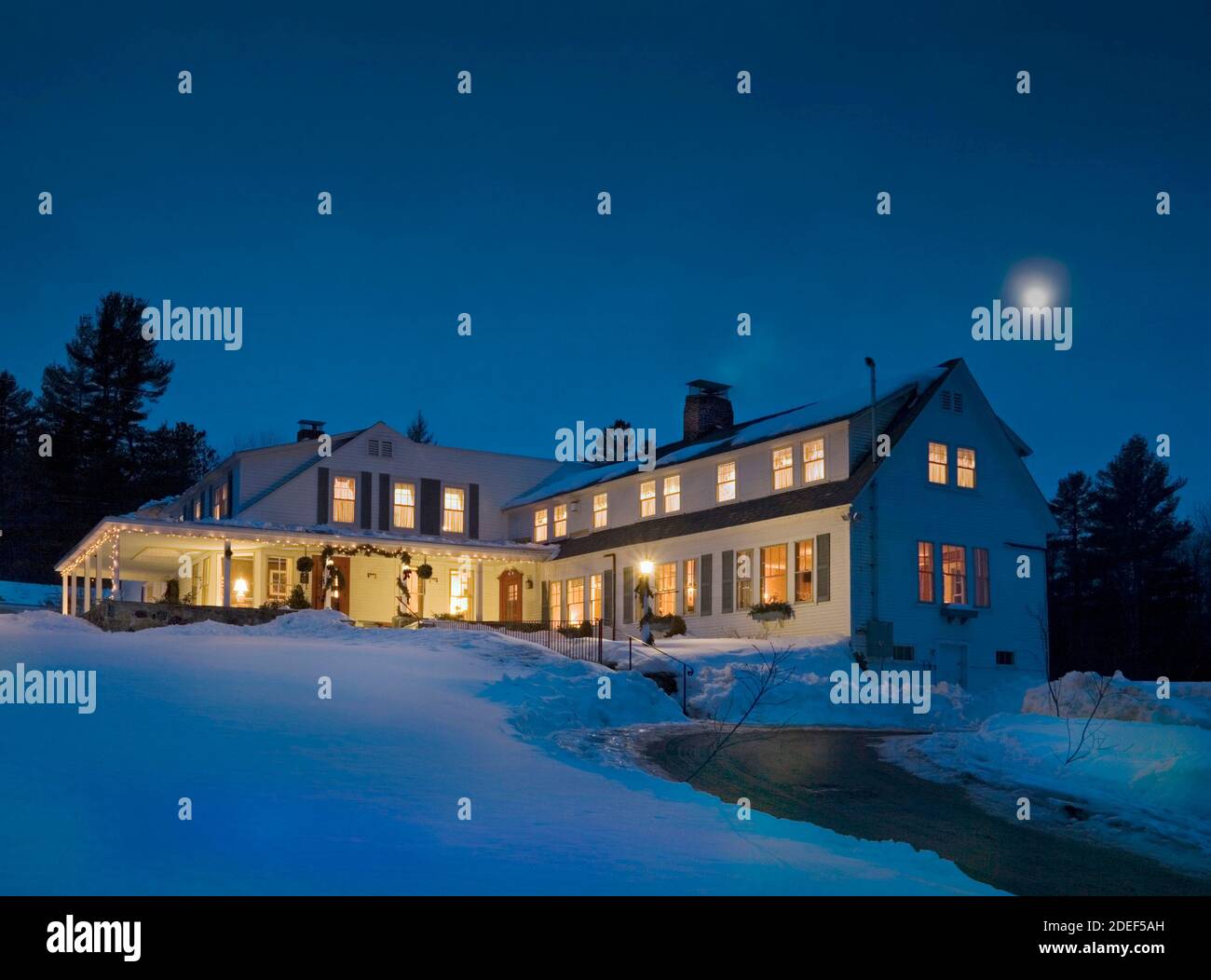 Nighttime with snow in england hi-res stock photography and images - Alamy