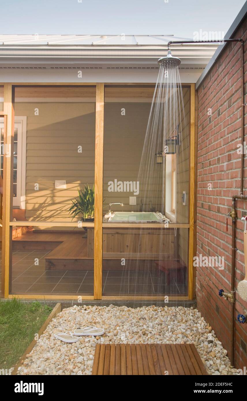 Glass brick shower hi-res stock photography and images - Alamy