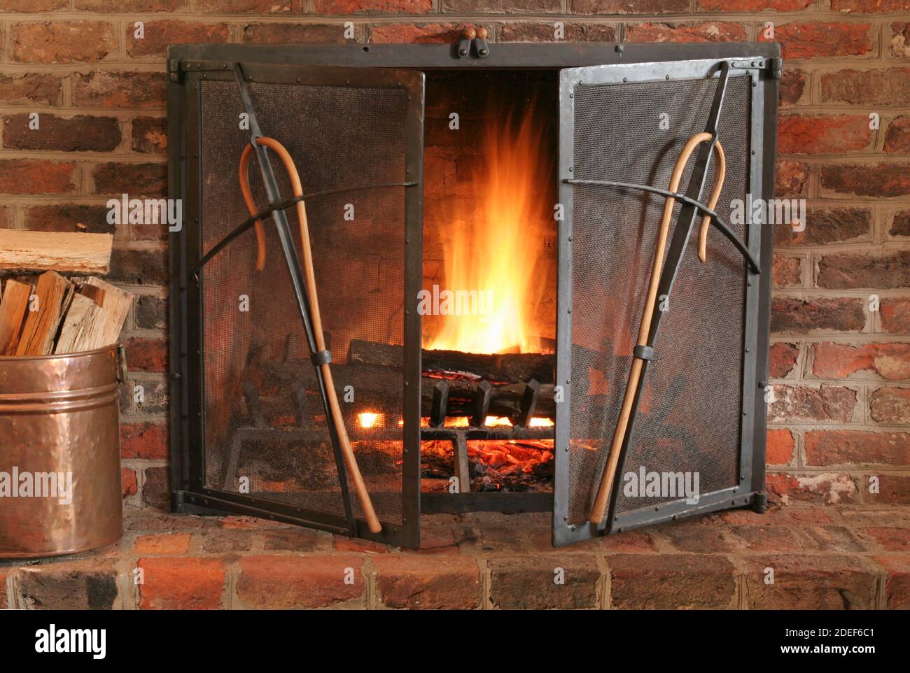 Lit fire hi-res stock photography and images - Alamy