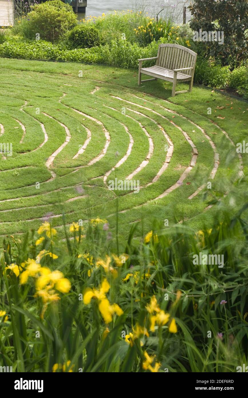 Labyrinth garden hi-res stock photography and images - Alamy