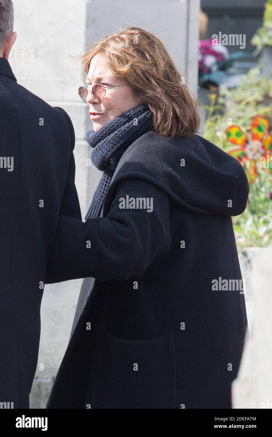 Jane Birkin at Agnes Varda's Funerals at the Montparnasse Cemetery in ...