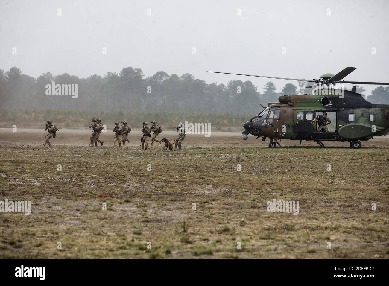 French army's special forces show their skills during the Special ...