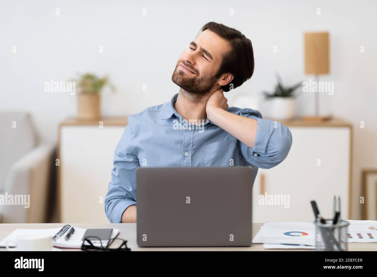 Ache man hi-res stock photography and images - Alamy