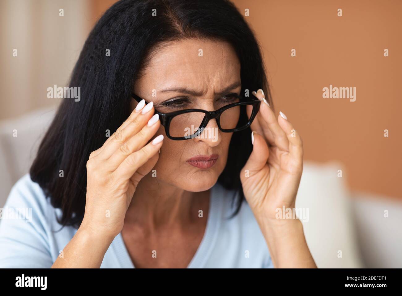 Woman squinting hi-res stock photography and images - Alamy
