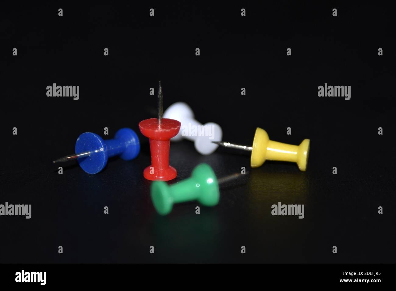 Assorted colour pins hi-res stock photography and images - Alamy