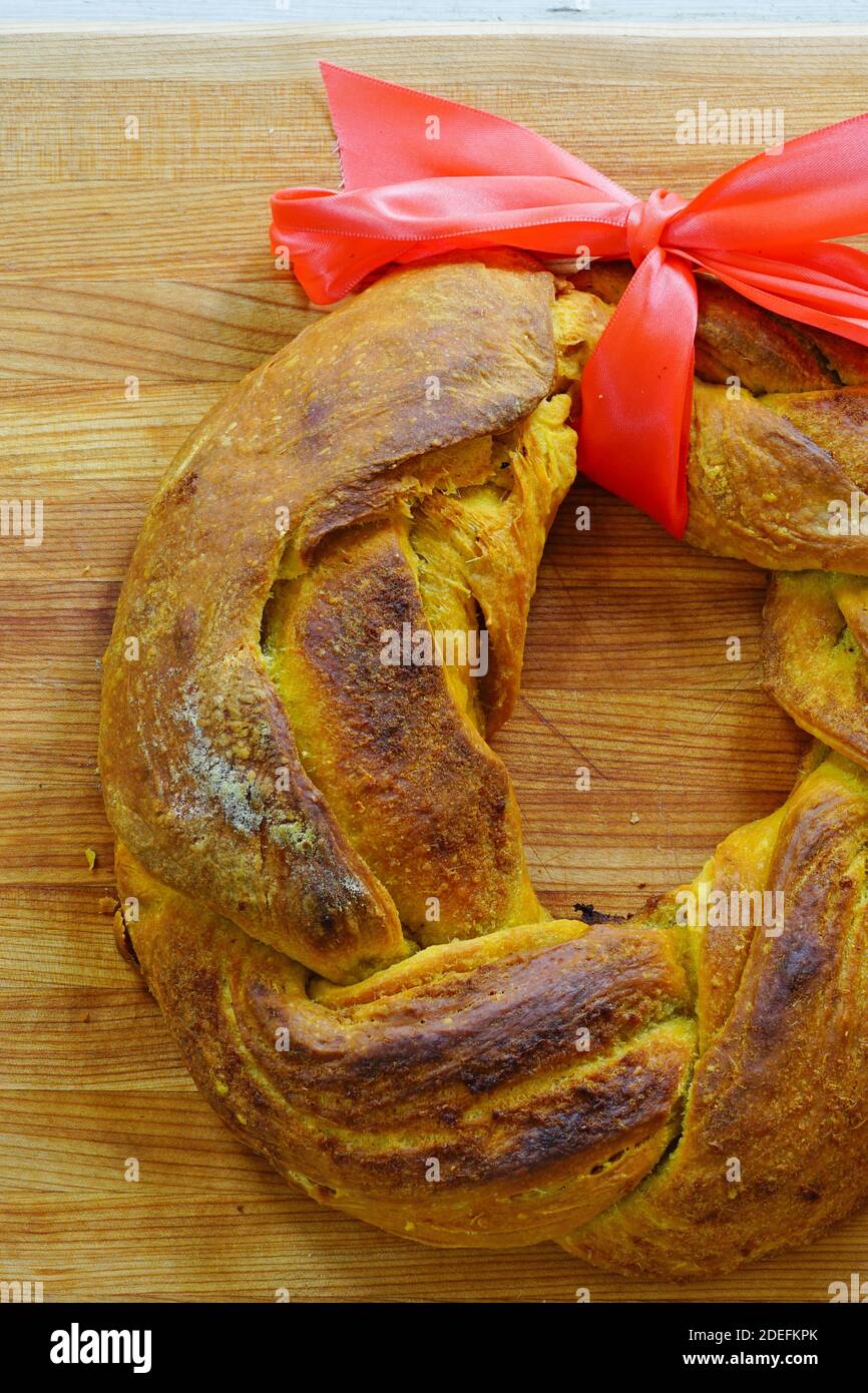 Pumpkin and garlic wreath shaped bread loaf Stock Photo - Alamy