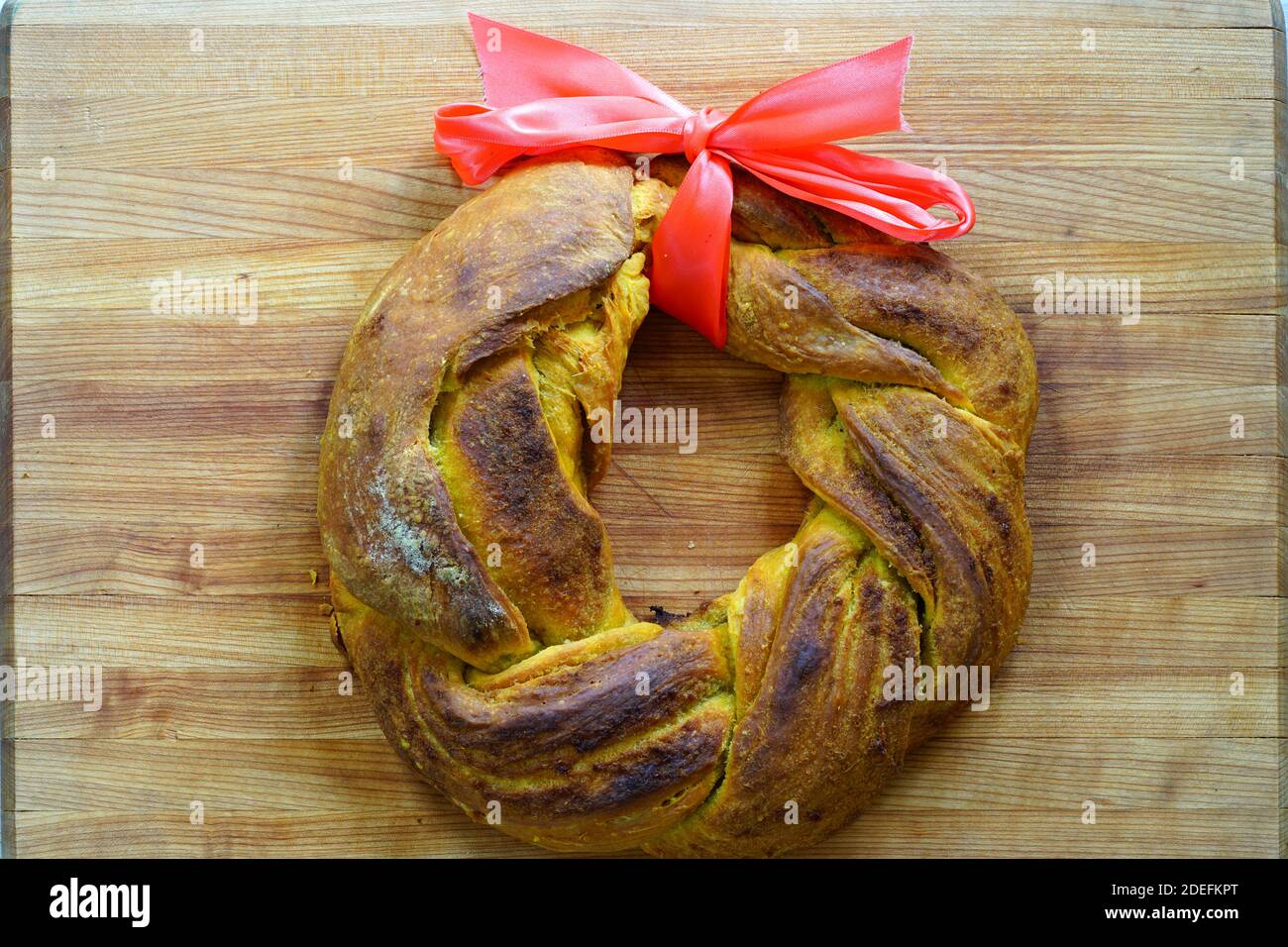 Pumpkin and garlic wreath shaped bread loaf Stock Photo - Alamy
